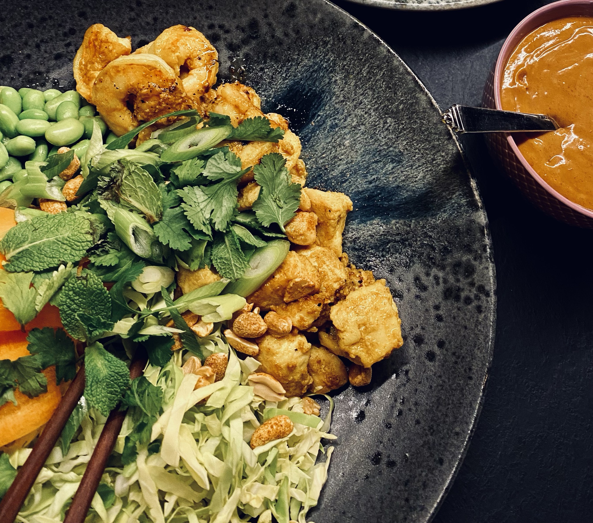 Kokoskylling med peanutdip - Alverdensmad